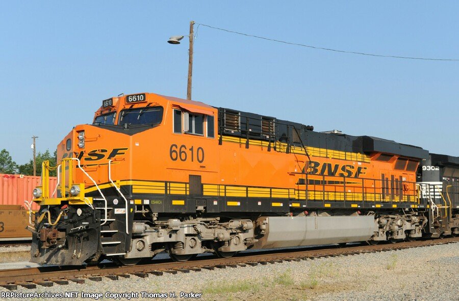 BNSF 6610 ES44C4